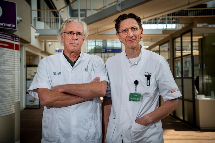 Allebei een ander logo op hun doktersjas, toch staan deze chirurgen zij ...