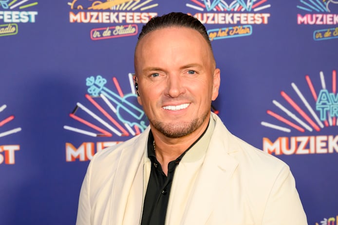 Is Apeldoornse volkszanger Frank van Etten de man achter betaalde ...