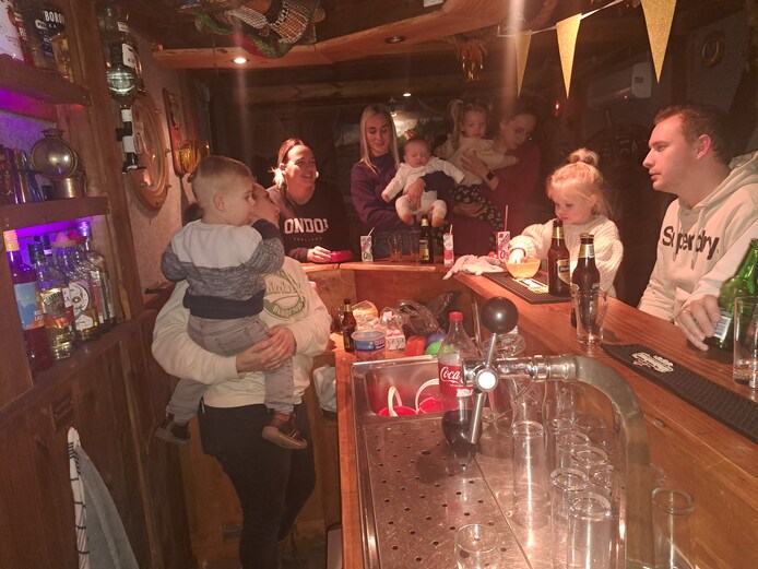 Vriendengroep zegt hun keet na 20 jaar vaarwel: de tijden van vijf ...