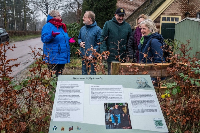 Dorpsdichter Tinus krijgt in Teuge een Nedersaksisch eerbetoon: ‘Het ...