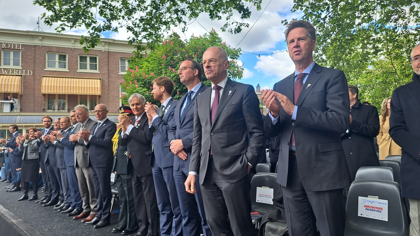 Oorlogsheld Marco Kroon grijpt als eerste demonstrant: ‘Ik ben áltijd ...