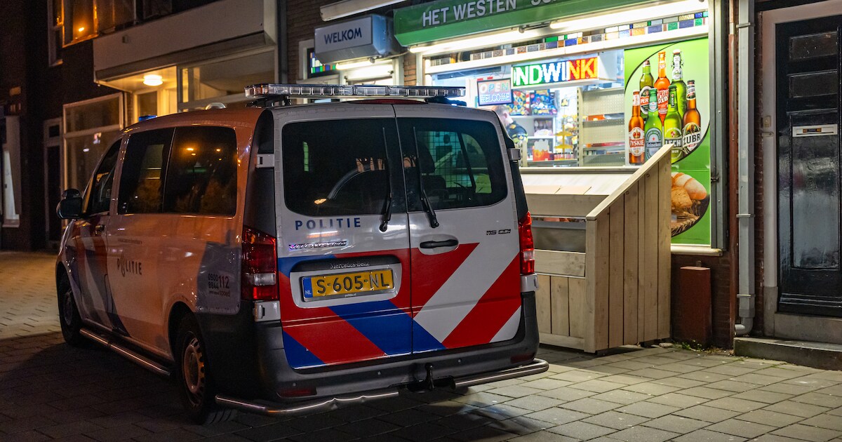 Medewerker winkel kijkt in loop van pistool en weet dat hij nog één ...