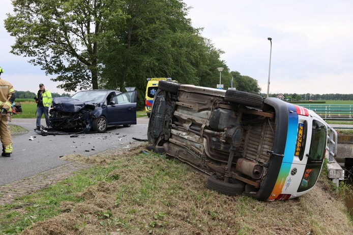 Bestelbus belandt zijwaarts langs de sloot bij Lemelerveld door botsing met auto | 112 nieuws ...