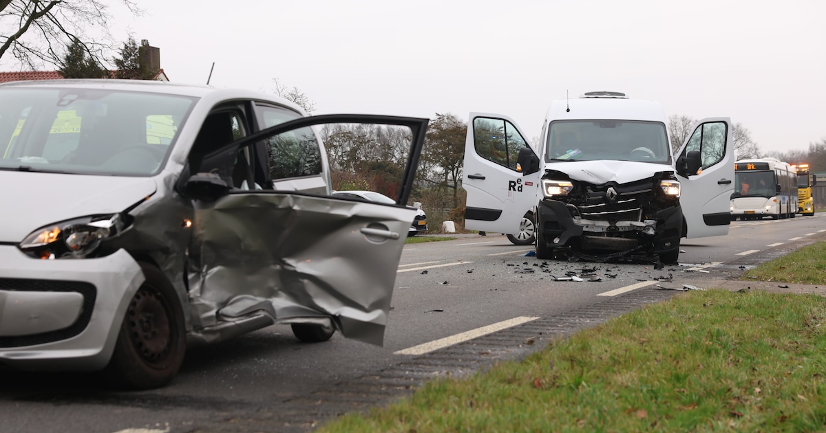 Flinke schade na botsing tussen auto en busje in Emmeloord | Regio | De ...