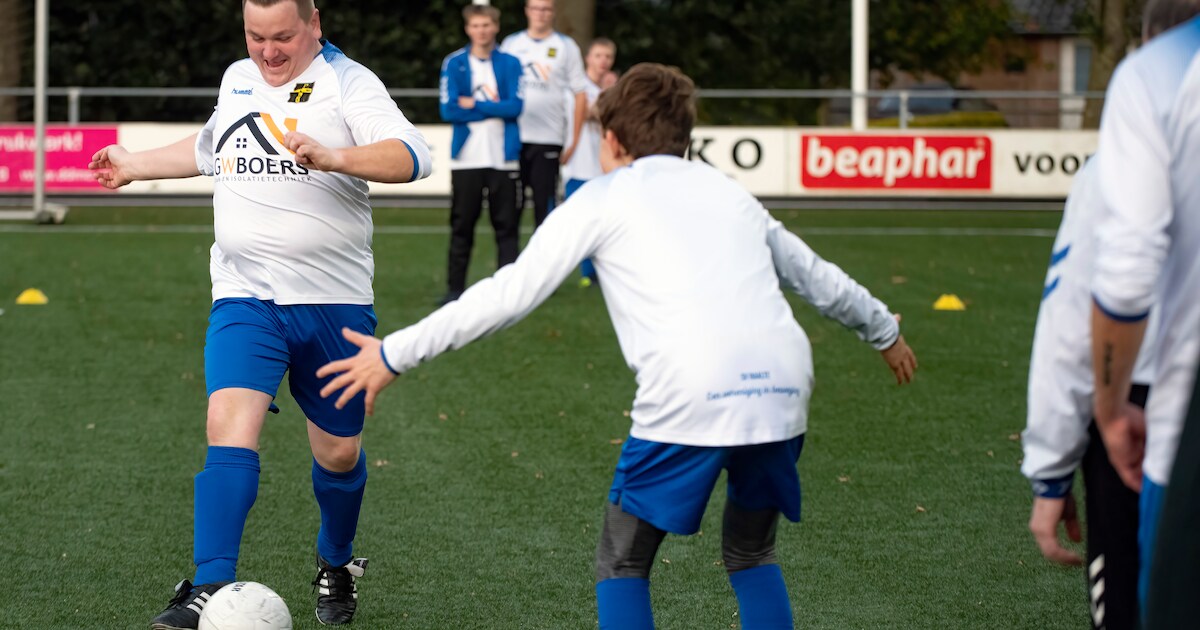 Robin (31) speelt al bijna 10 jaar in dit speciale voetbalteam, dat nu ...