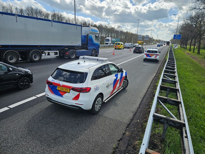 Auto en vrachtwagen botsen op elkaar op A28 bij Meppel, flinke file is het gevolg | 112 nieuws ...