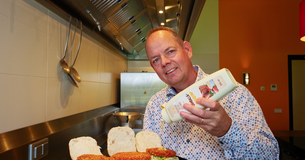 Op Urk is het een sensatie: snacksaus Jamballa. Dit is maker Harry ...