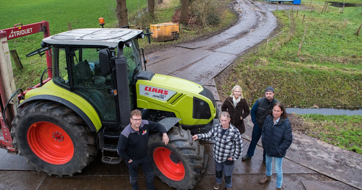 Frank is er klaar mee en blokkeert werkverkeer met zijn trekker: ‘Ze ...