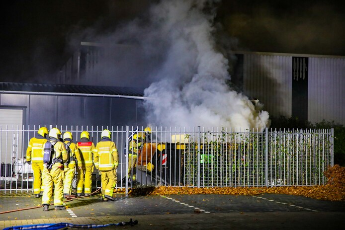 Flink wat rook bij containerbrand in Apeldoorn, brandweer voorkomt dat ...