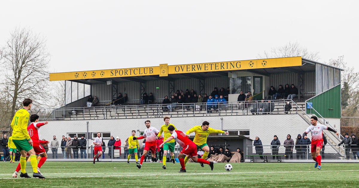 Remon (31) voetbalt bij Overwetering tussen ‘bierbuiken en klutsknieën ...