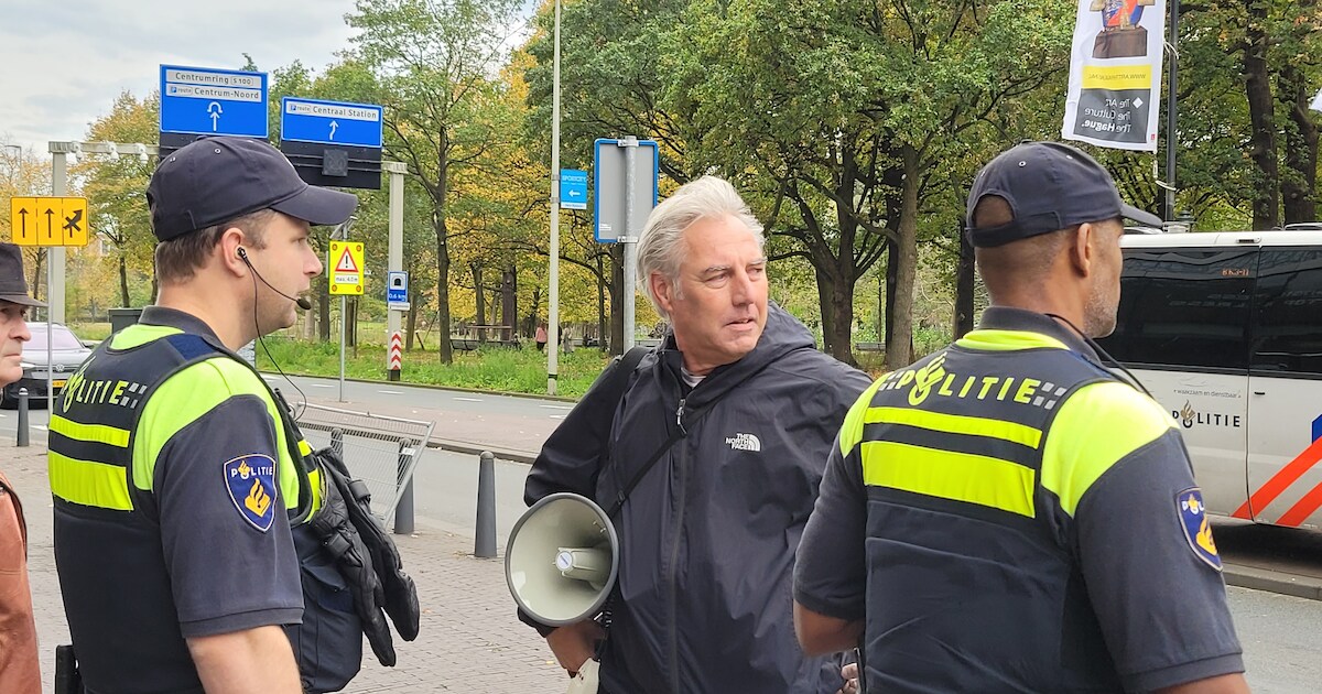 Voorman Pegida opnieuw opgepakt met koran bij demonstratie in Den Haag ...