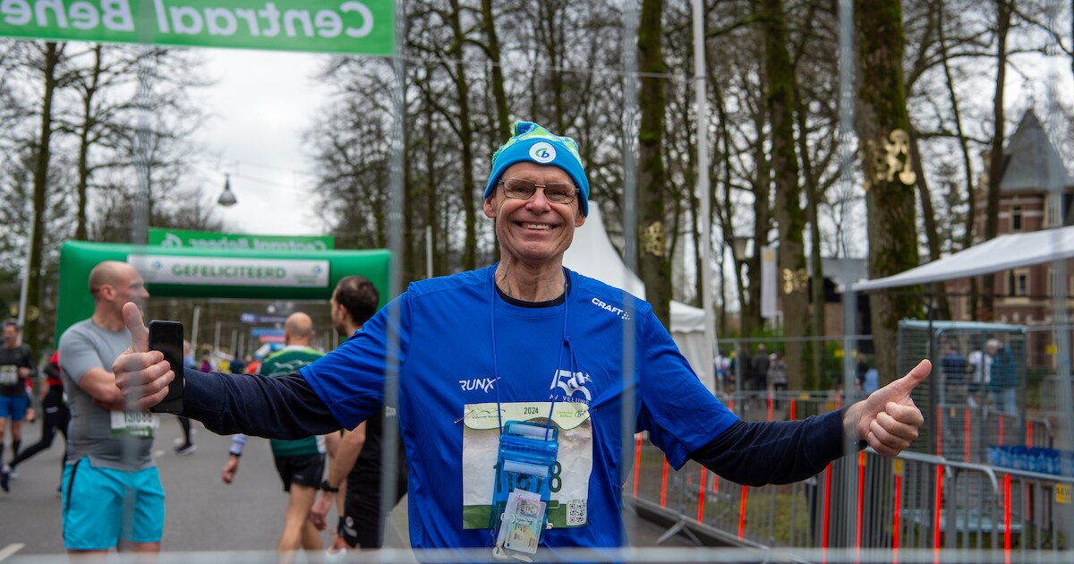 Chris (71) lacht van oor tot oor tijdens zijn 40ste deelname aan Midwinter Marathon (en hij is ...