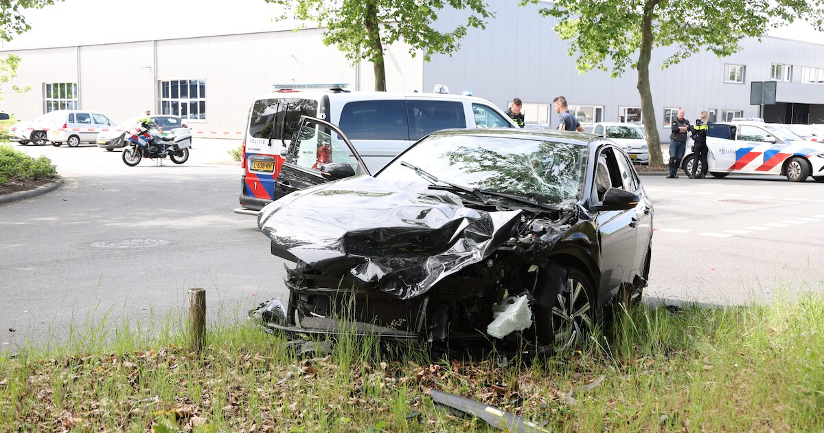Twee auto's in botsing door voorrangsfout op kruising Industrieweg in Nijverdal | 112 nieuws ...
