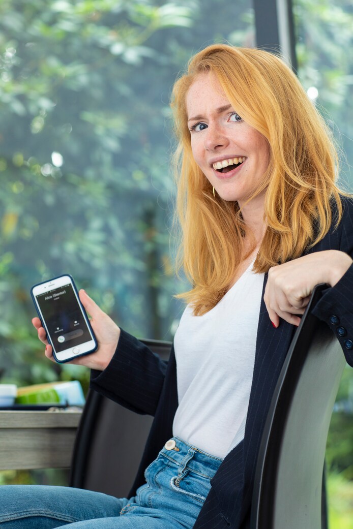 Carmen (19) was doodsbang om te bellen, nu helpt ze andere jongeren van ...