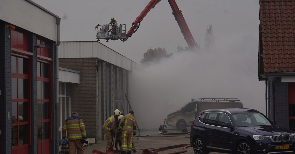 Brand in Staphorst bij brandweerkazerne: busje zwaar beschadigd | Kop ...