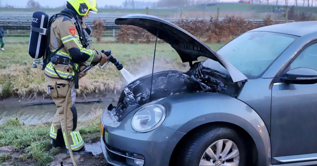 Brand onder motorkap van auto in Beneden-Leeuwen | Regio | De Stentor.nl