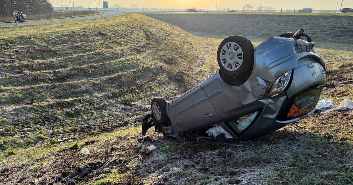 Auto vliegt uit de bocht en slaat over de kop bij afrit Deventer ...