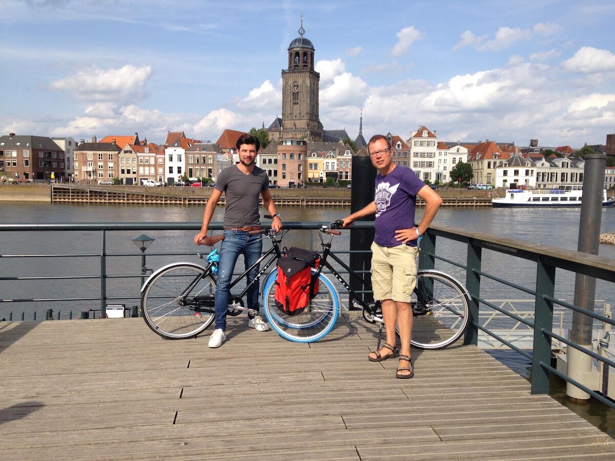 Fietstochten van vader en zoon uit Deventer populair: ‘Soms aanvragen ...