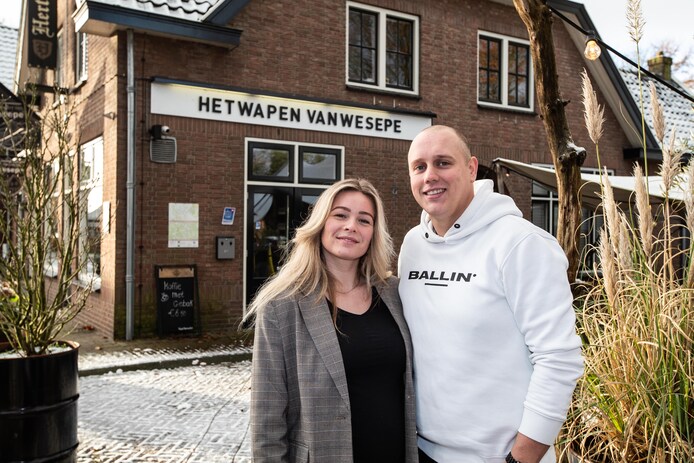 Dit zijn de nieuwe uitbaters van het Wapen van Wesepe: ‘Sven en Lisa ...