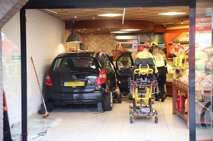 Auto rijdt pardoes bakkerij in Ugchelen binnen: vier gewonden, van wie ...