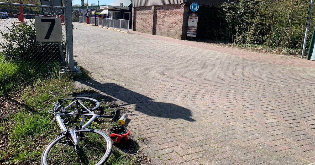 Wielrenner geschept bij ingang attractiepark Slagharen en gewond naar ...