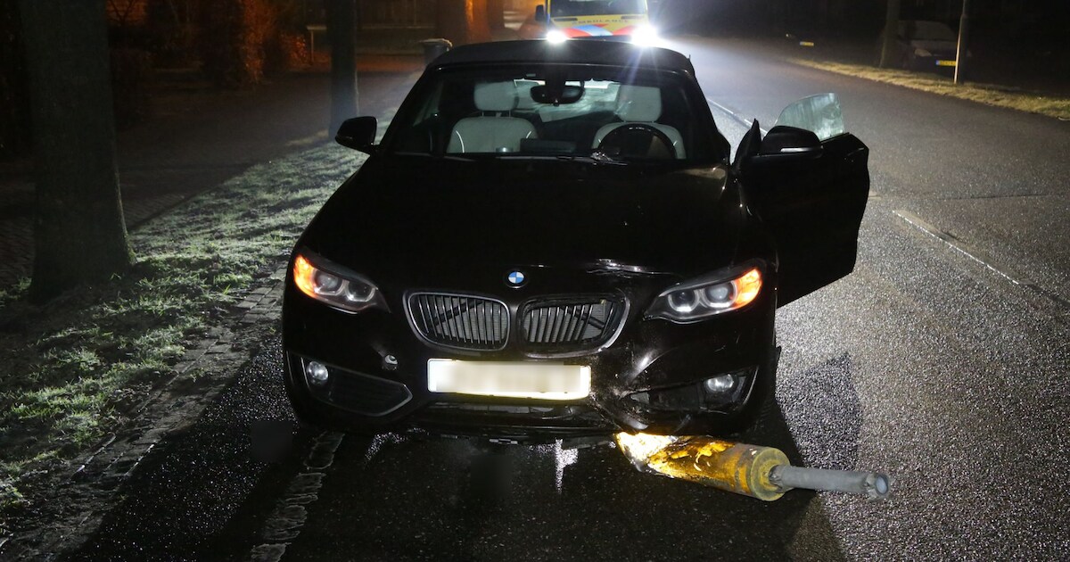 Auto mist vluchtheuvel in Lochem en rijdt drie paaltjes uit de grond ...