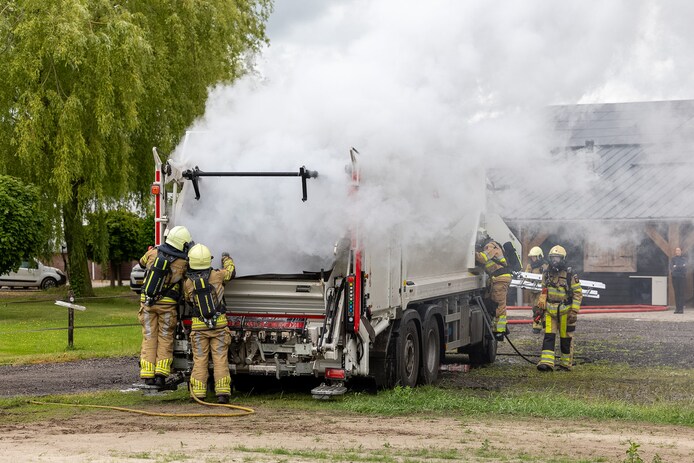 Vuilniswagen vliegt in brand: blussen blijkt lastig klusje | 112 nieuws ...