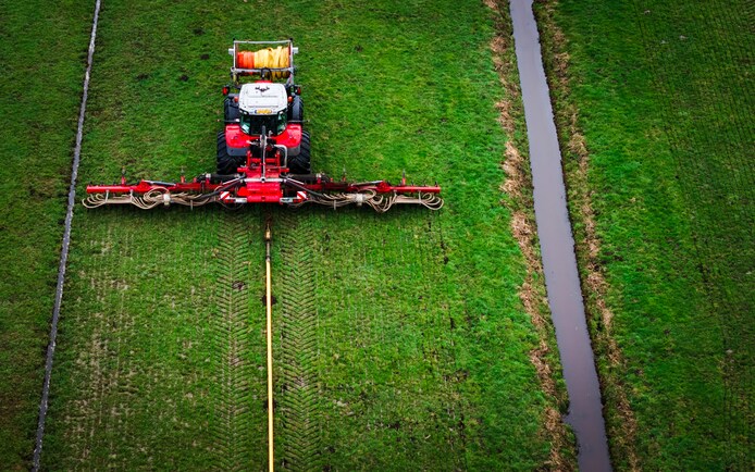 Overijssel bestraft twee boeren die regels van verbod op bemesting overtraden | Binnenland ...