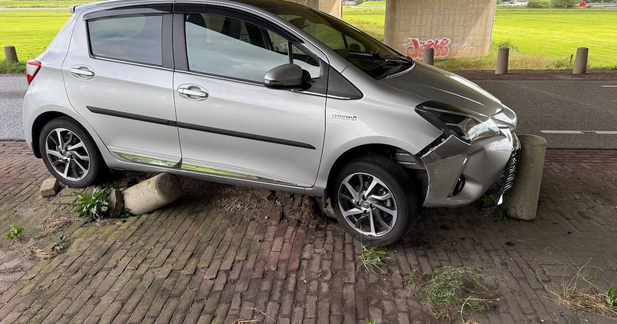 Bestuurster belandt bovenop twee betonnen paaltjes tussen Hattem en ...