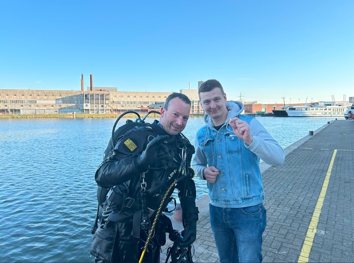 Lukasz (33) gooit per ongeluk trouwring in water, duikers schieten te ...