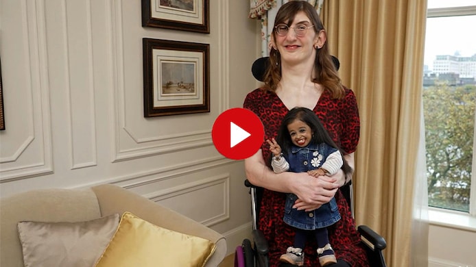 Wat een verschil! Grootste en kleinste vrouw ter wereld ontmoeten ...