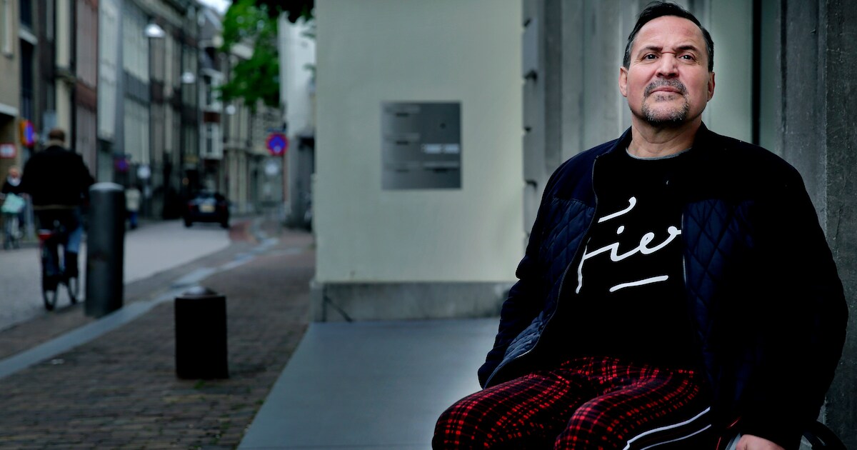 David (50) zit al weken zonder rolstoel en is ten einde raad: ‘Ik kan ...