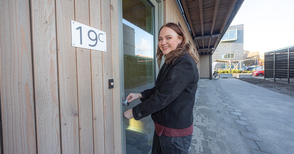 Eerste bewoner Jente (21) krijgt sleutel van flexwoning in Zwolle: ‘Het is een nieuw tijdperk ...