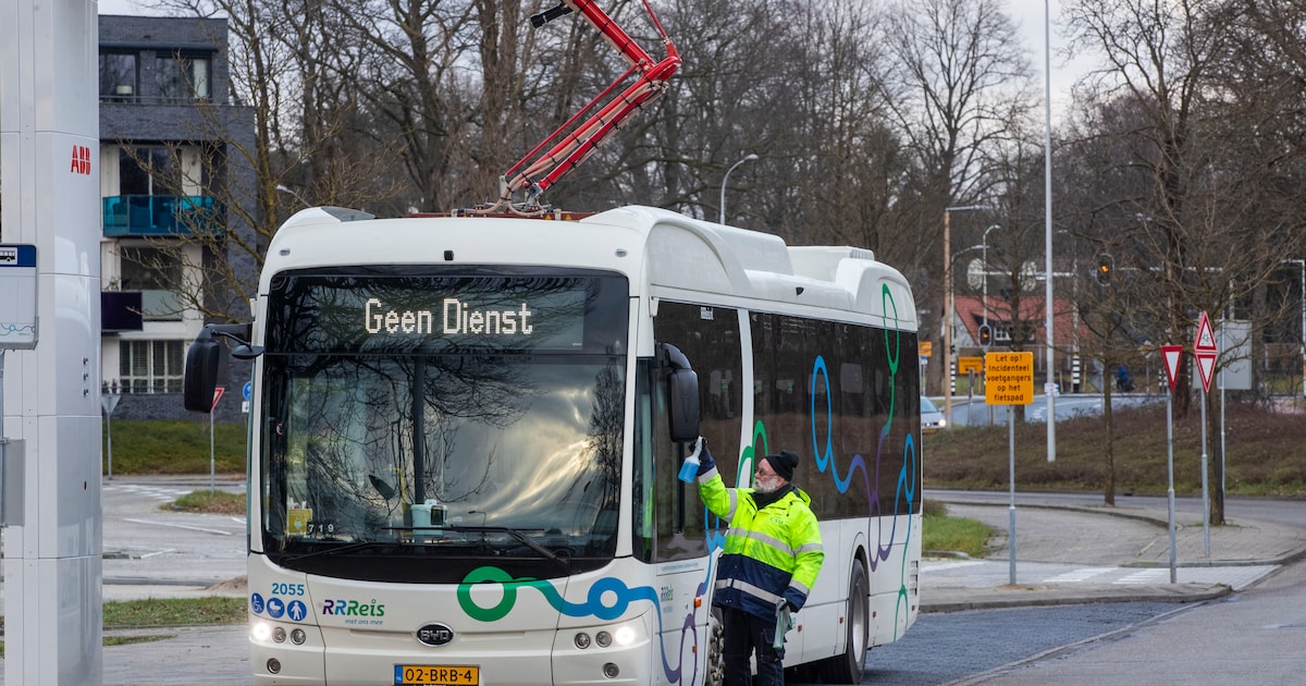 Dieselbus terug op de Veluwe: elektrische bus vertrekt | Apeldoorn | De ...