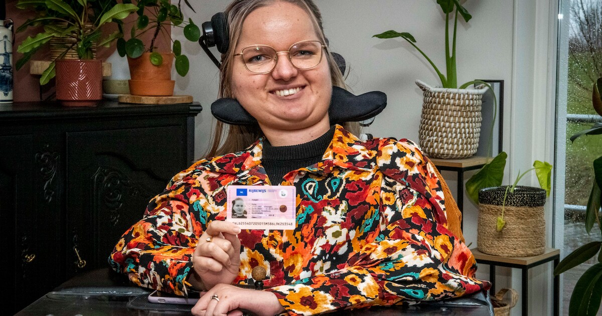 Dena (24) mag als eerste in Nederland auto besturen met joystick en camera’s | Auto | De Stentor.nl