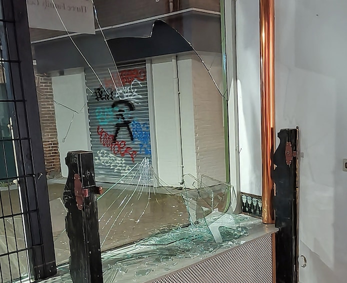 Enorme winkelruit in Zutphen op klaarlichte dag aan diggelen: ‘De zaak was leeg, we hadden net ...