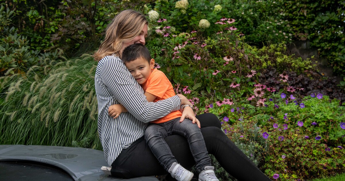 Marlinde (20) uit Elspeet is verliefd op haar Vinz (3) en wil andere tienermoeders ‘zo blij ...