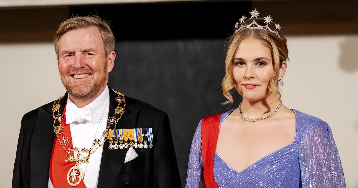 Amalia steelt met blauwe capejurk de show bij tweede staatsbanket ...