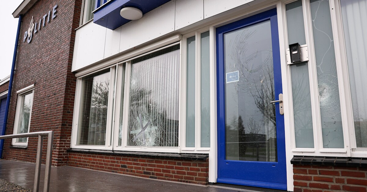 Met een stoeptegel gaat hij los op de ruiten van het politiebureau op ...