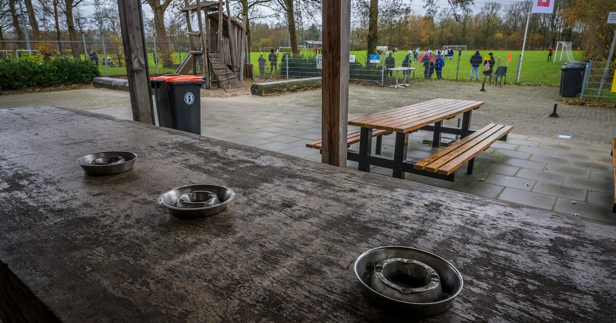 Twentse voetbalclubs willen rookvrije sportparken, maar worstelen met ...