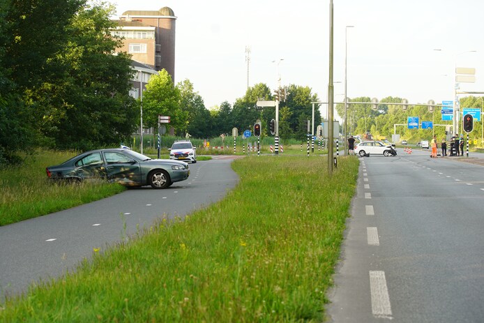 Auto eindigt na aanrijding in Zutphen tientallen meters verderop in berm | 112 nieuws Zutphen ...