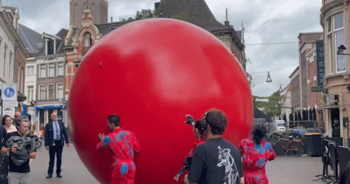 BN’ers met grote rode en gele bal door straten van Zwolle: dit is er ...