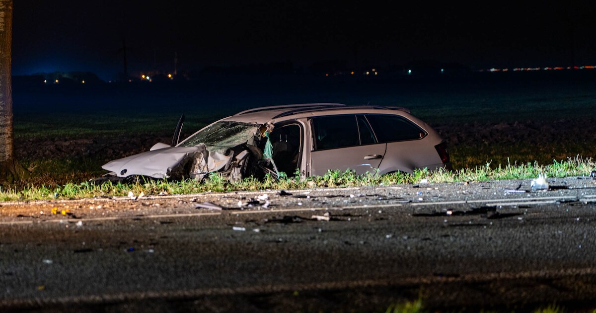 Frontale botsing tussen auto en vrachtwa­gen bij Zeewolde: traumaheli ...