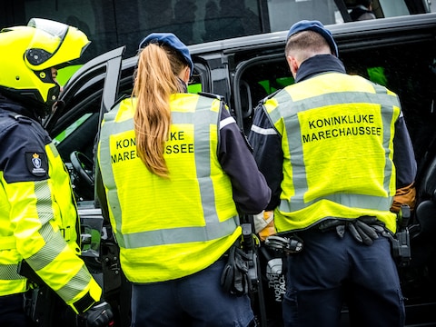 Bestelbus ramt viaduct en verliest dak, maar er worden toch 24 ...