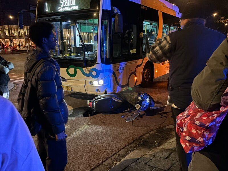 Scooterrijder gewond na botsing met bus in Zwolle | Regio | De Stentor.nl
