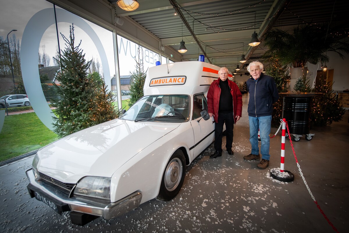 Een luxe ambulance van zes meter: dit duo reed jarenlang in dit ...
