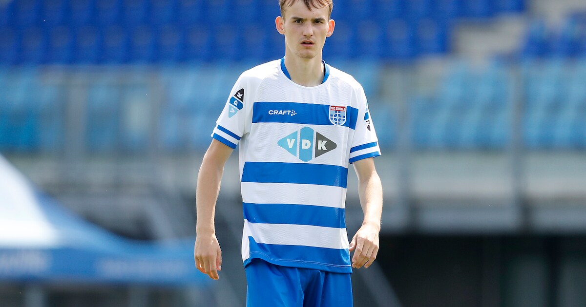 Thomas Beelen (20) tekent eerste contract bij PEC Zwolle: ‘Hier heb ik al die jaren voor gewerkt ...