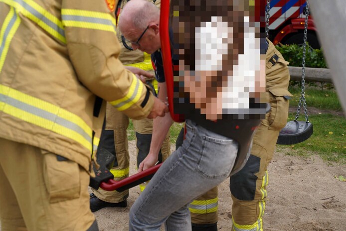Bijzondere klus voor brandweer Apeldoorn: meisje zit vast in de schommel | Apeldoorn | destentor.nl
