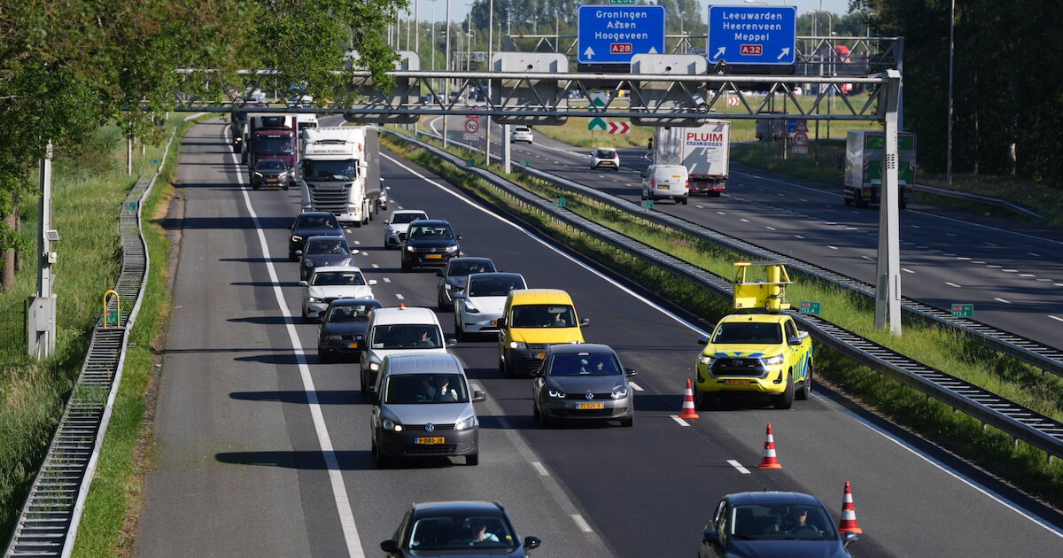 Ongeluk bij Staphorst: tijdelijk rijstrook dicht (inmiddels rijdt alles ...