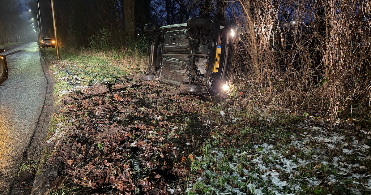 Twee ongevallen kort op elkaar in Raalte: auto op de zijkant in de berm ...